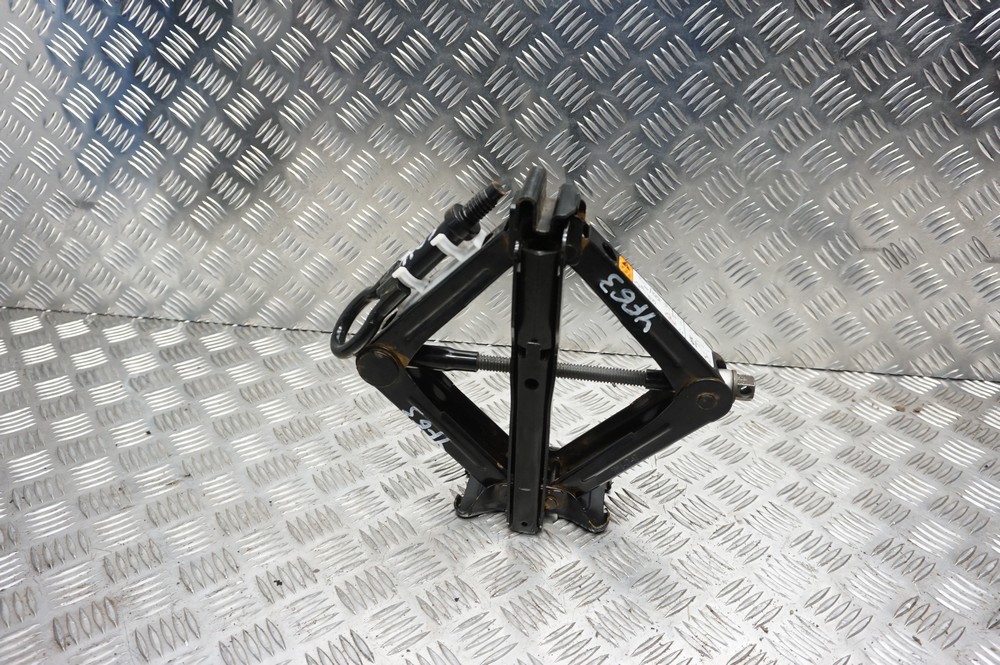 FORD FOCUS MK3 CAR JACK KIT 2011-2015 YF63 – Gala Motors