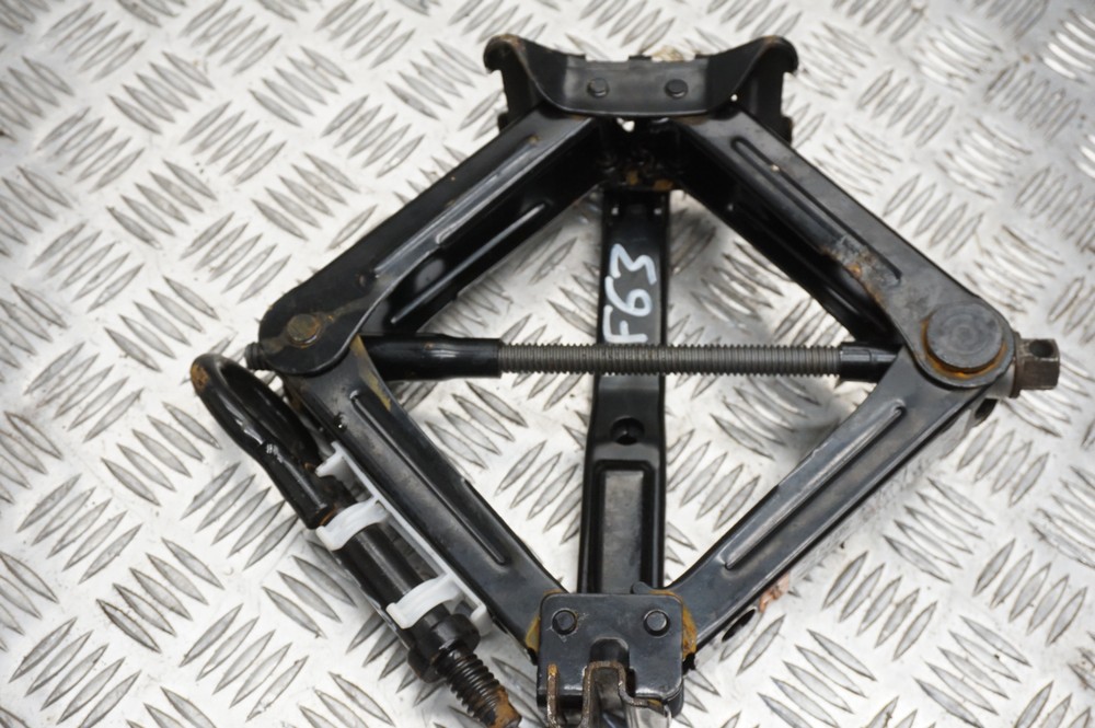 FORD FOCUS MK3 CAR JACK KIT 2011-2015 YF63 – Gala Motors