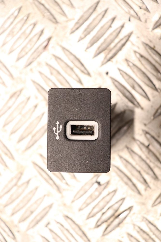 FORD FIESTA MK8 USB HUB 2017-2020 BG69 – Gala Motors