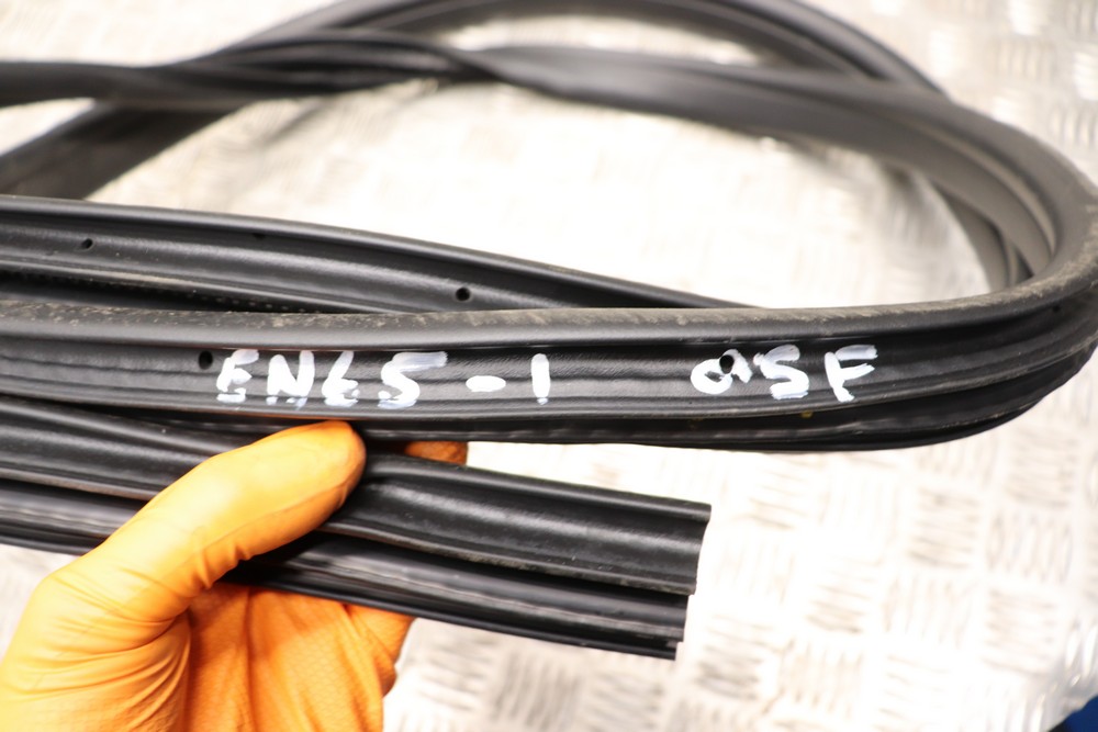 FORD FOCUS MK3 ST FRONT OSF DOOR RUBBER SEAL (ON BODY) 2015-2018 EN65-1 ...