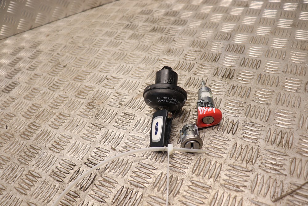 FORD KA MK2 KEY DOOR IGNITION FUEL CAP LOCK IN SUNRISE RED 2009-2016 ...