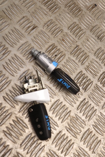 FORD FOCUS MK3 TWO KEYS DOOR IGNITION LOCK IN FROZEN WHITE 2015-2018 ...