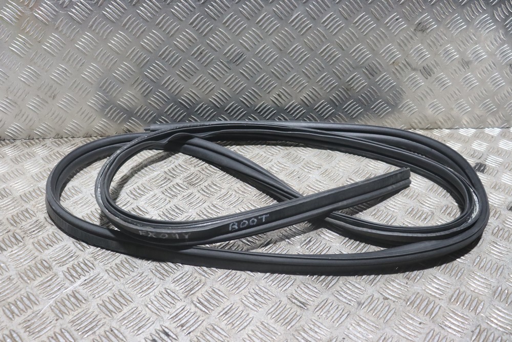 FORD FOCUS MK2 HATCHBACK TAILGATE BOOT RUBBER SEAL (ON BODY) 2008-2011 ...