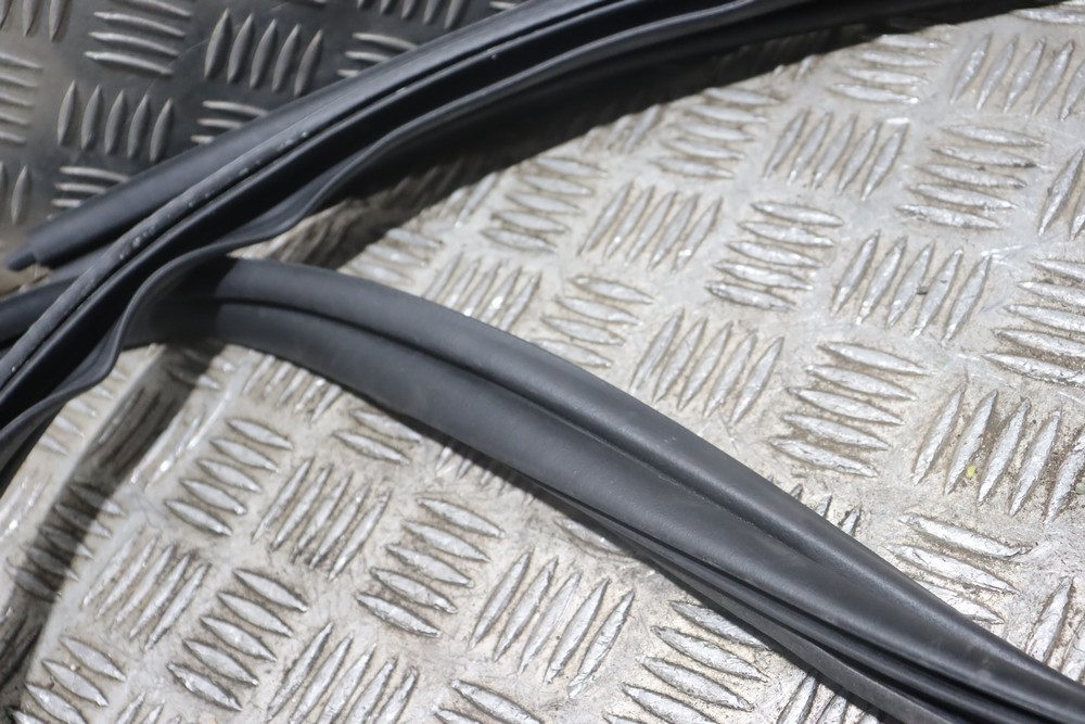FORD FOCUS MK2 HATCHBACK TAILGATE BOOT RUBBER SEAL (ON BODY) 2008-2011 ...
