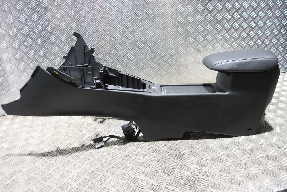 FORD FOCUS MK3 CENTRE CONSOLE WITH ARMREST 2015-2018 EG66 – Gala Motors