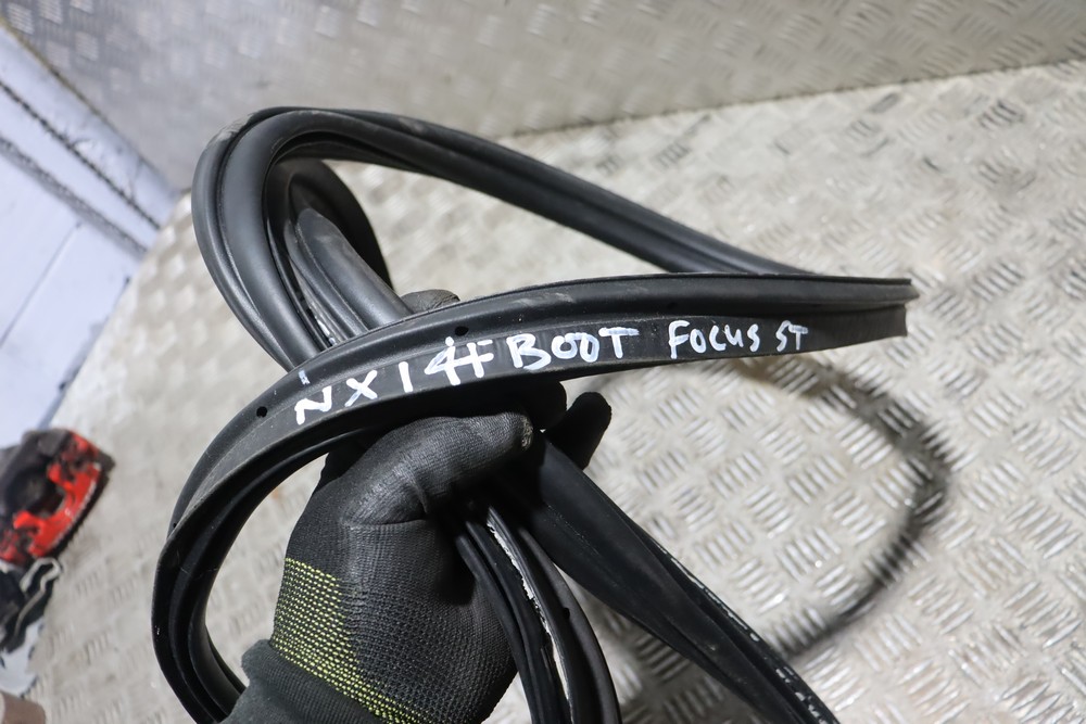 FORD FOCUS MK3 ST HATCHBACK TAILGATE BOOT SEAL (ON BODY) 2011-2015 ...