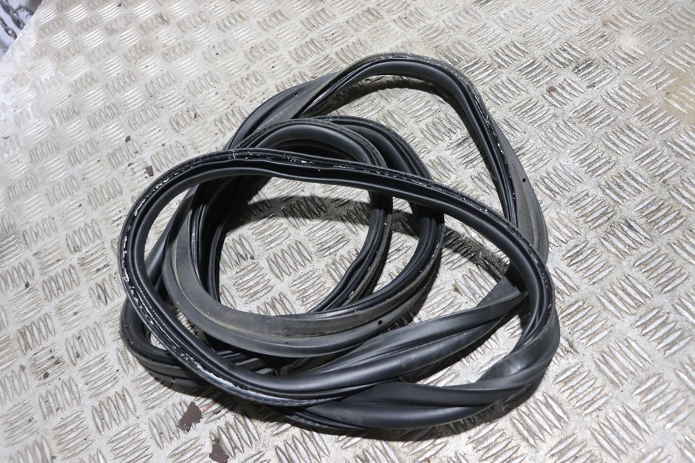 FORD FOCUS MK3 ST HATCHBACK TAILGATE BOOT SEAL (ON BODY) 2015-2018 ...