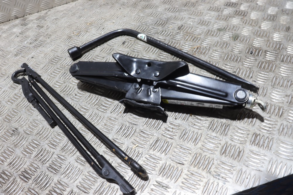 FORD TRANSIT CUSTOM MK8 CAR JACK WITH HANDLE 2018-2022 BK21 – Gala Motors