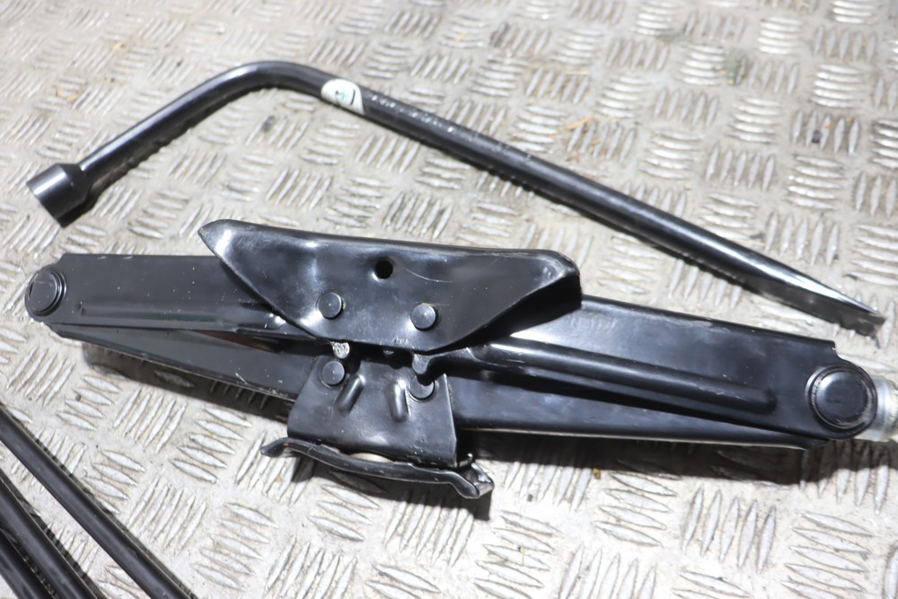 FORD TRANSIT CUSTOM MK8 CAR JACK WITH HANDLE 2018-2022 BK21 – Gala Motors