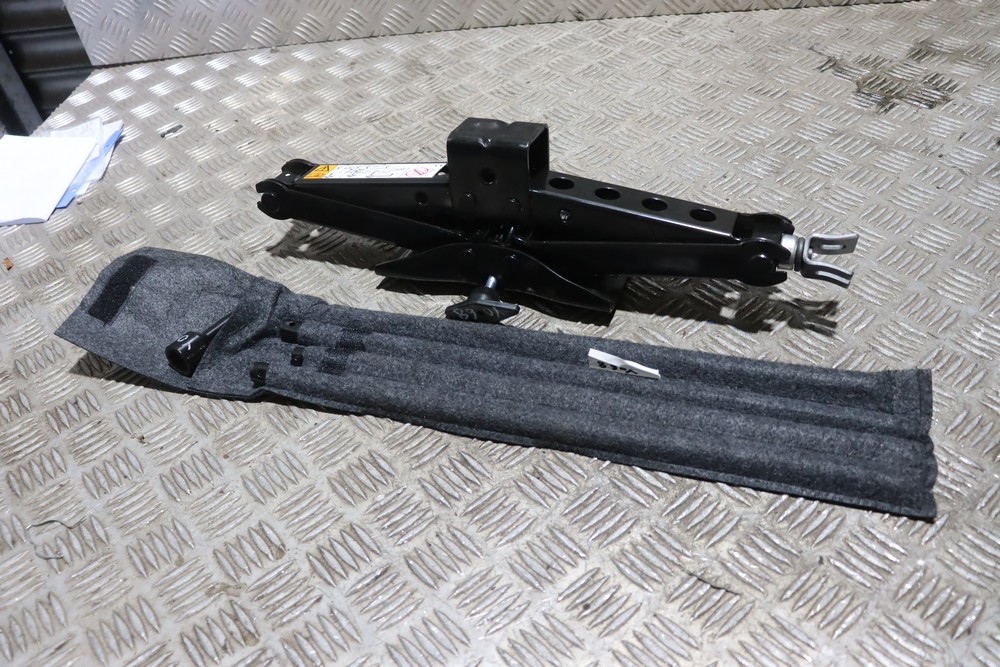 FORD RANGER MK3 CAR JACK KIT 2016-2022 YO68 – Gala Motors