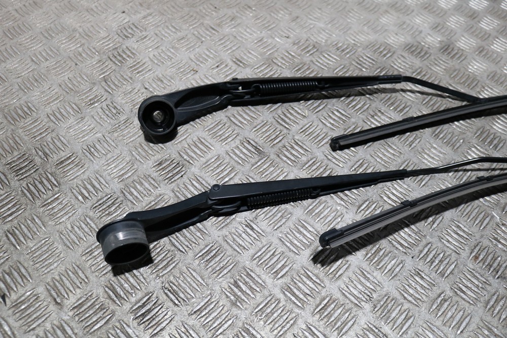FORD TRANSIT CONNECT MK2 FRONT WIPER ARMS WITH WIPERS WG69 – Gala Motors