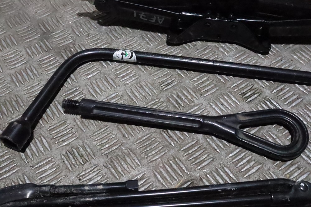 FORD TRANSIT CUSTOM MK8 CAR JACK KIT 2018-2022 AF71 – Gala Motors