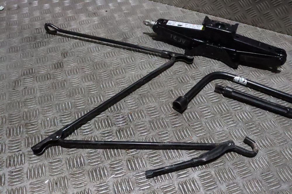 FORD TRANSIT CUSTOM MK8 CAR JACK KIT 2018-2022 AF71 – Gala Motors