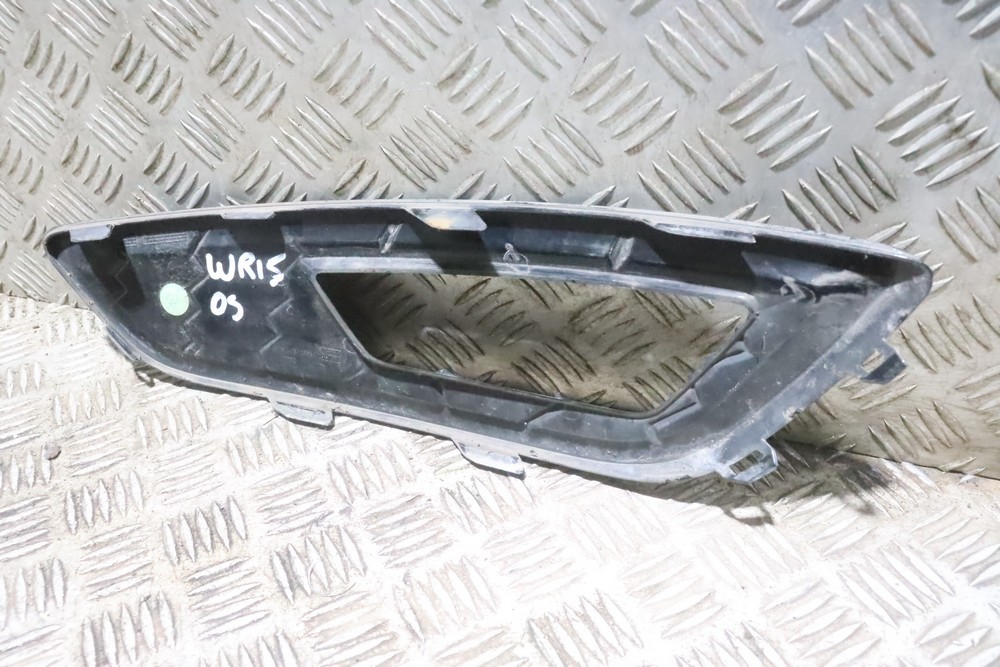 FORD FOCUS MK3 ZETEC S FRONT BUMPER OS FOG LIGHT TRIM SEE PHOTOS 2015 ...